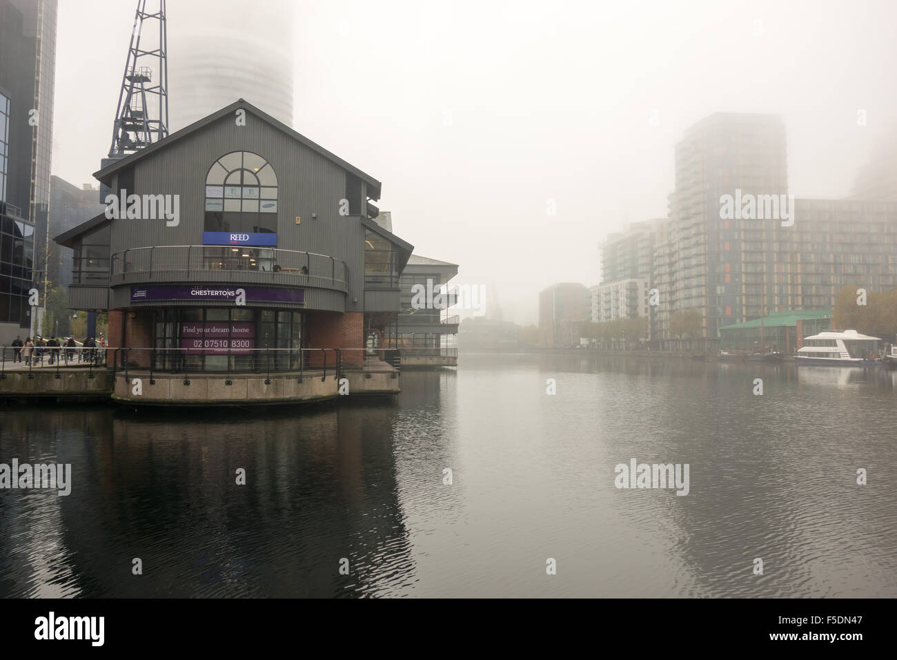 London, England. 2nd November, 2015. The dense fog around Millwall ...