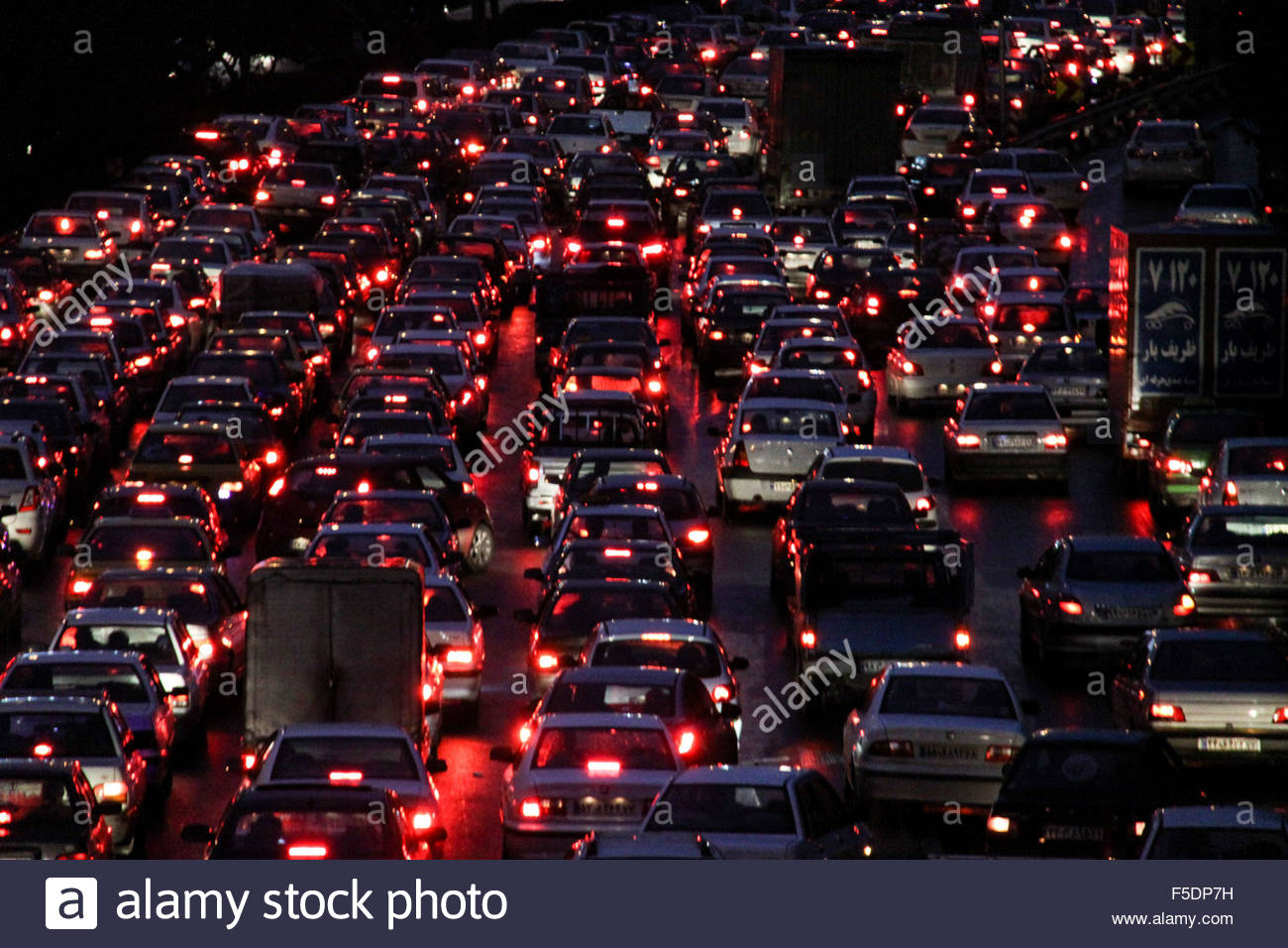 Tehran, Irân. November 2nd, 2015. IRAN, Tehran: A massive traffic jam ...
