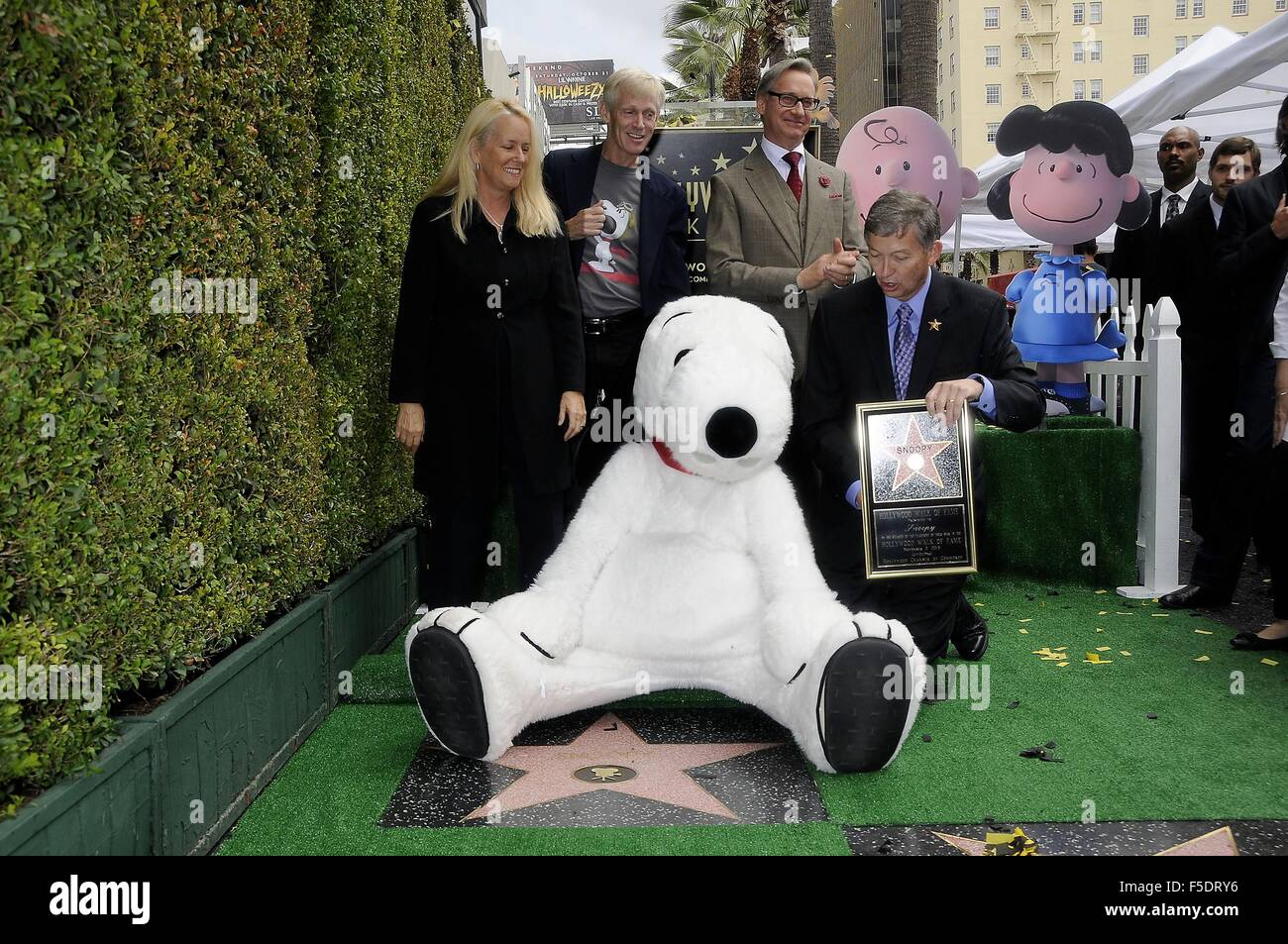 Los Angeles, CA, USA. 2nd Nov, 2015. Beth Marlis, Craig Schultz, Snoopy ...