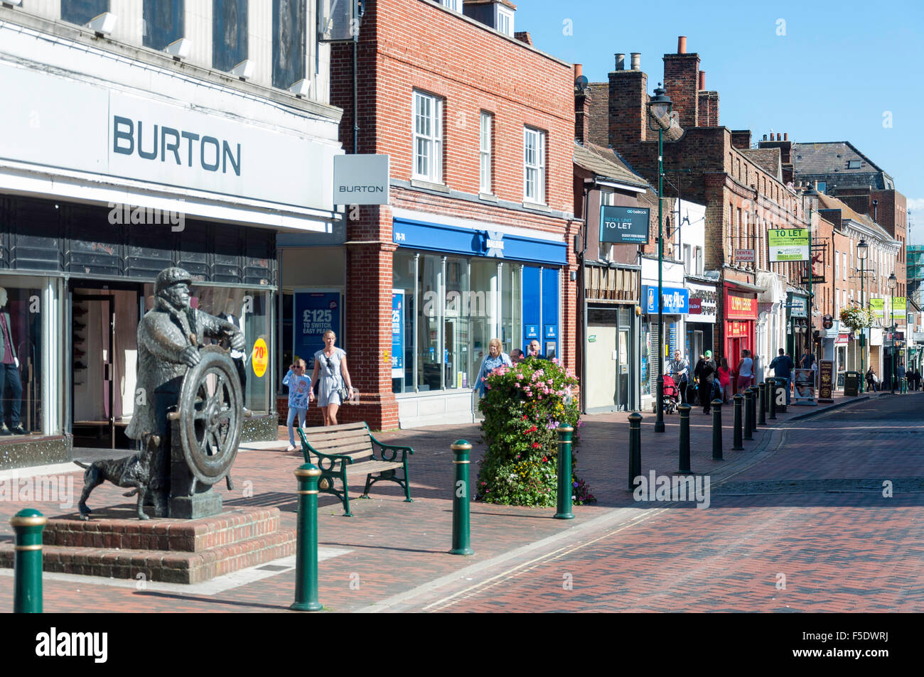 The Bargeman statue, Sittingbourne High Street, Sittingbourne, Kent ...