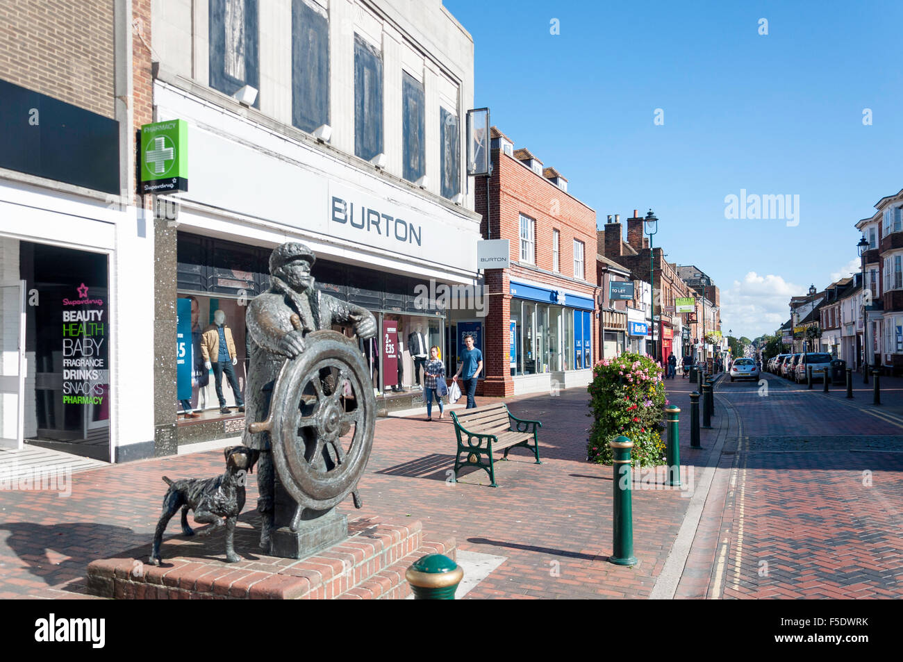 The Bargeman statue, Sittingbourne High Street, Sittingbourne, Kent ...