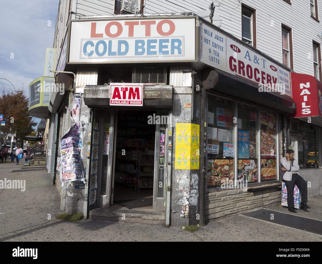 Small urban neighborhood store hi-res stock photography and images - Alamy