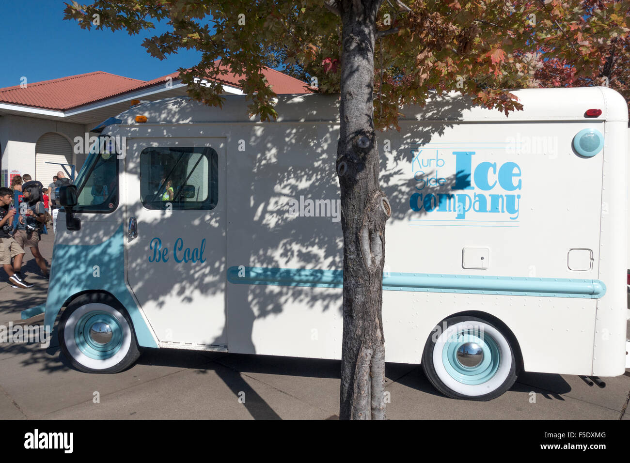 Ice delivery hi-res stock photography and images - Alamy