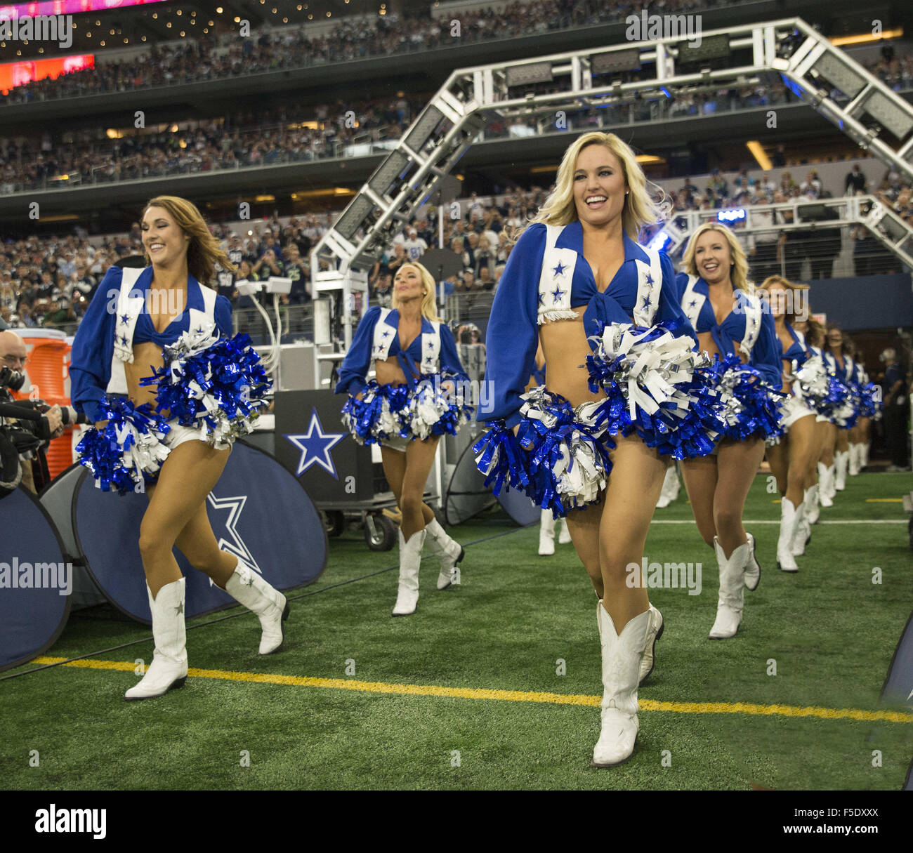 Arlington, Texas, US. 1st Nov, 2015. Dallas Cowboys Cheerleaders ...