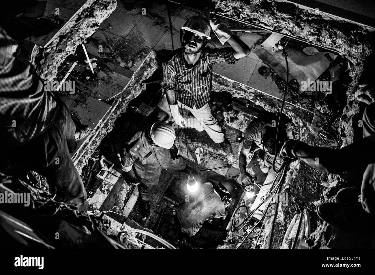 Savar, Dhaka, Bangladesh. 28th Apr, 2013. Rescue workers dug tunnels ...