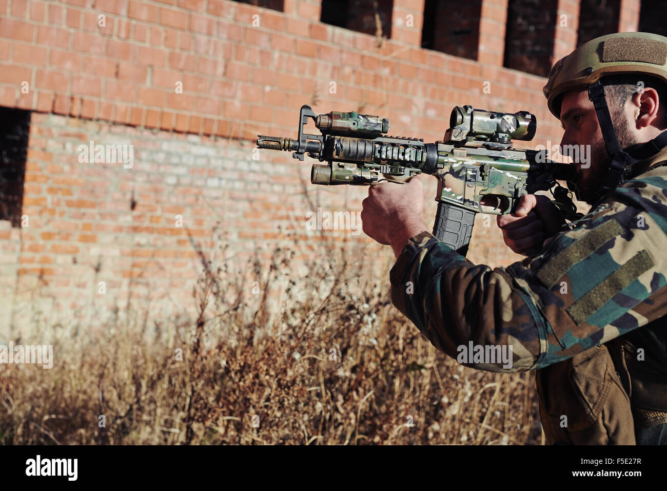 Shooting outdoors hi-res stock photography and images - Alamy