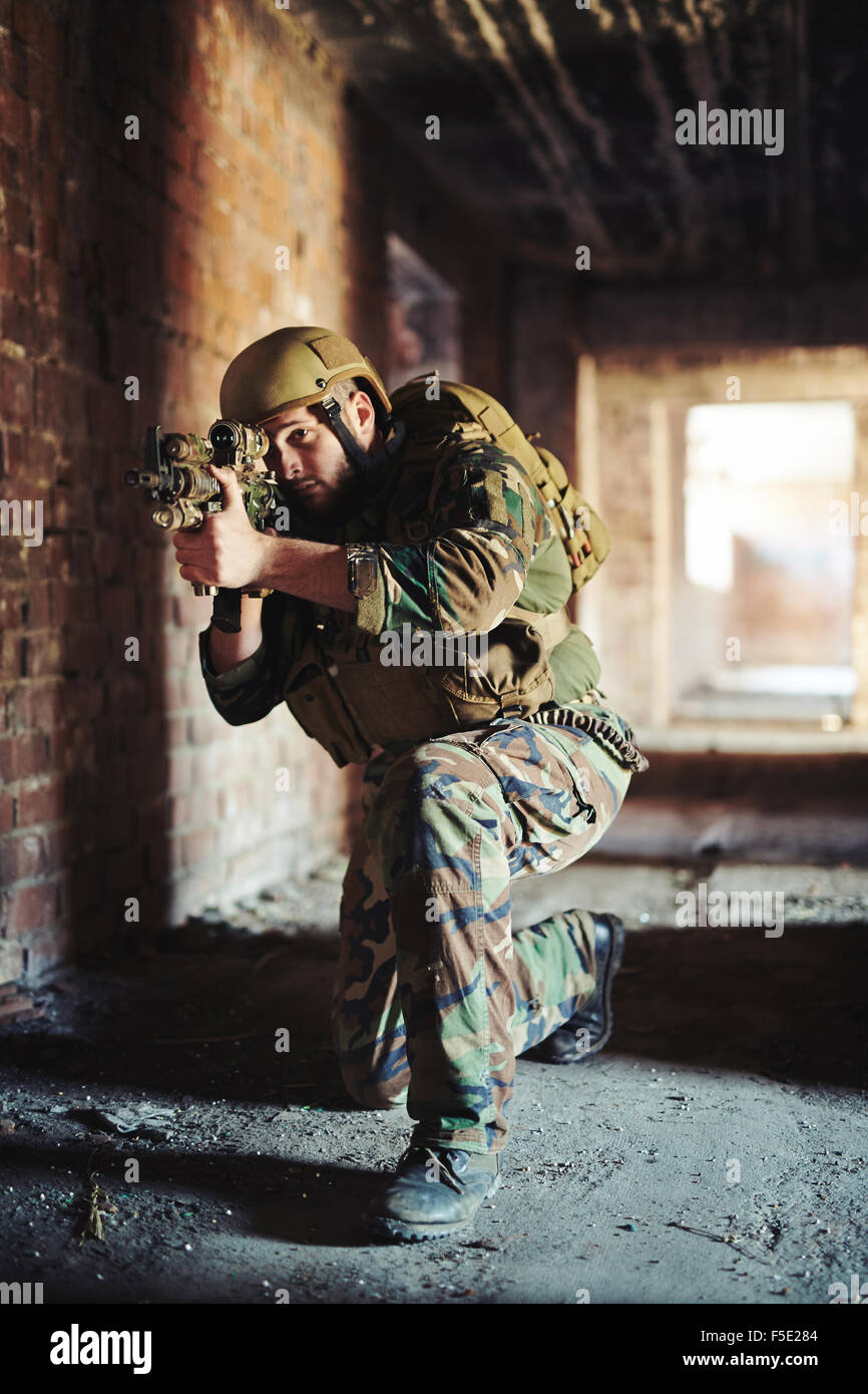 Warrior with gun targeting at dangerous point Stock Photo - Alamy