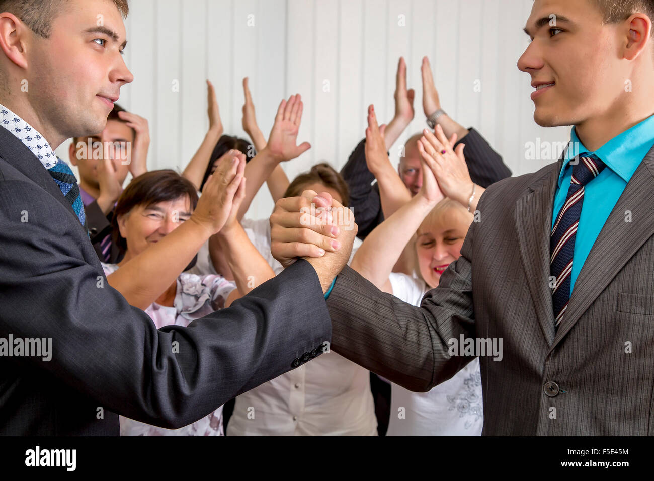 Teens shaking hands hi-res stock photography and images - Alamy
