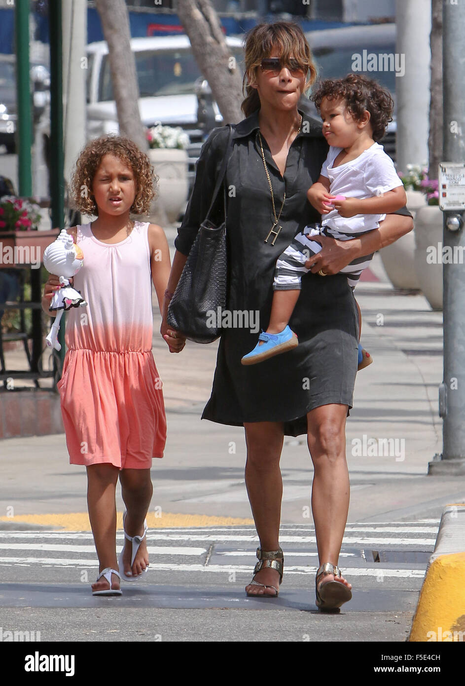 Halle Berry takes her children out for lunch in West Hollywood ...
