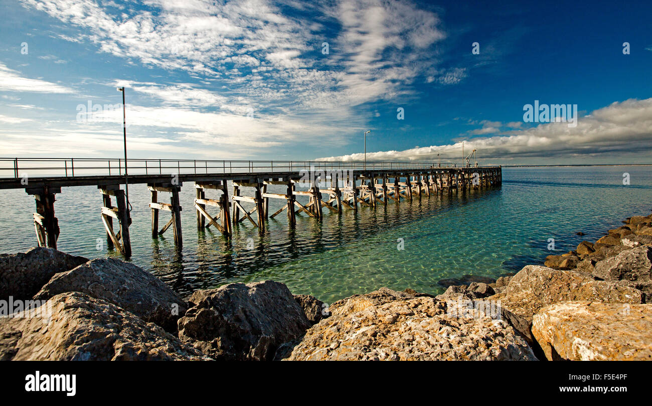Jetty out into the water hi-res stock photography and images - Alamy