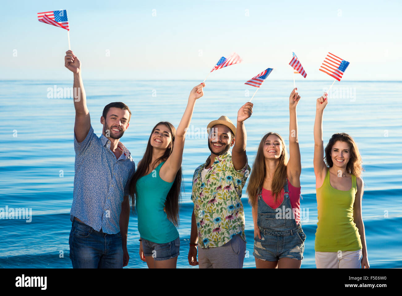 Hand waving american flag hi-res stock photography and images - Alamy