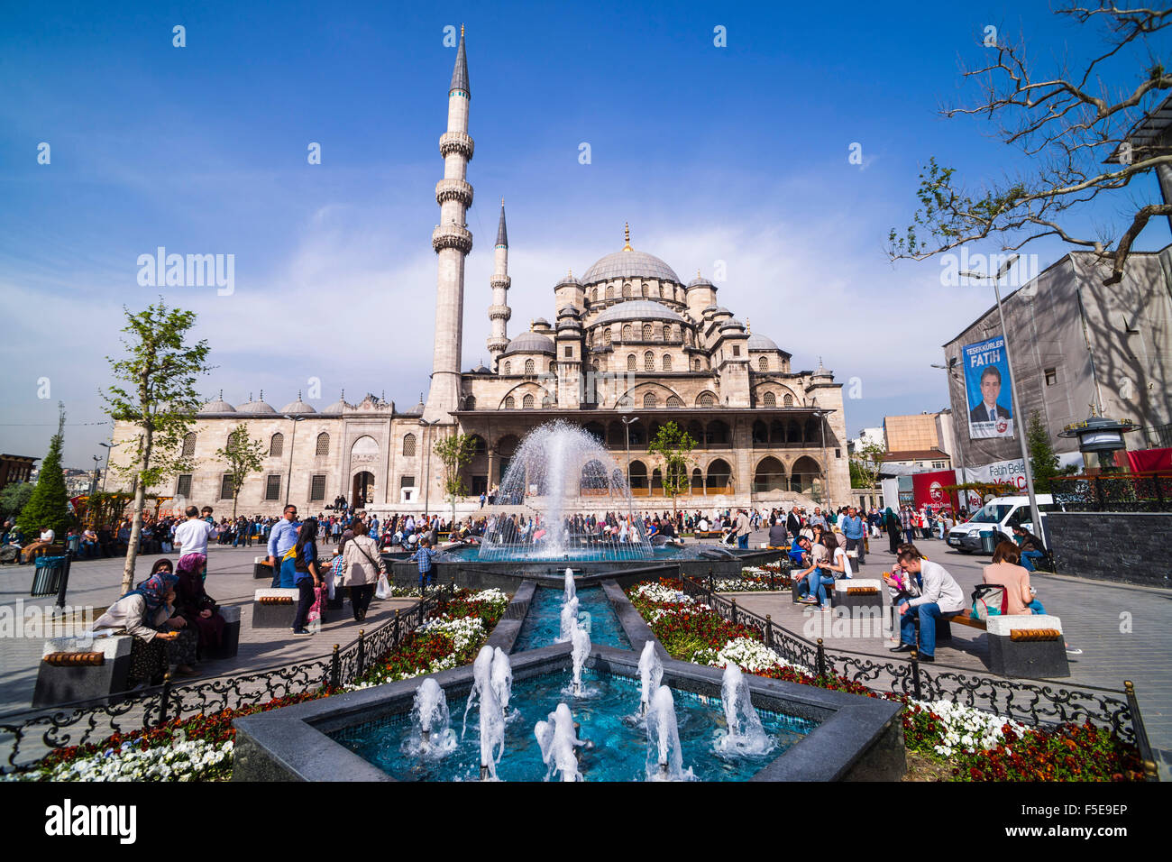 Yeni Mosque (New Mosque) and fountain, Istanbul, Turkey, Europe Stock ...