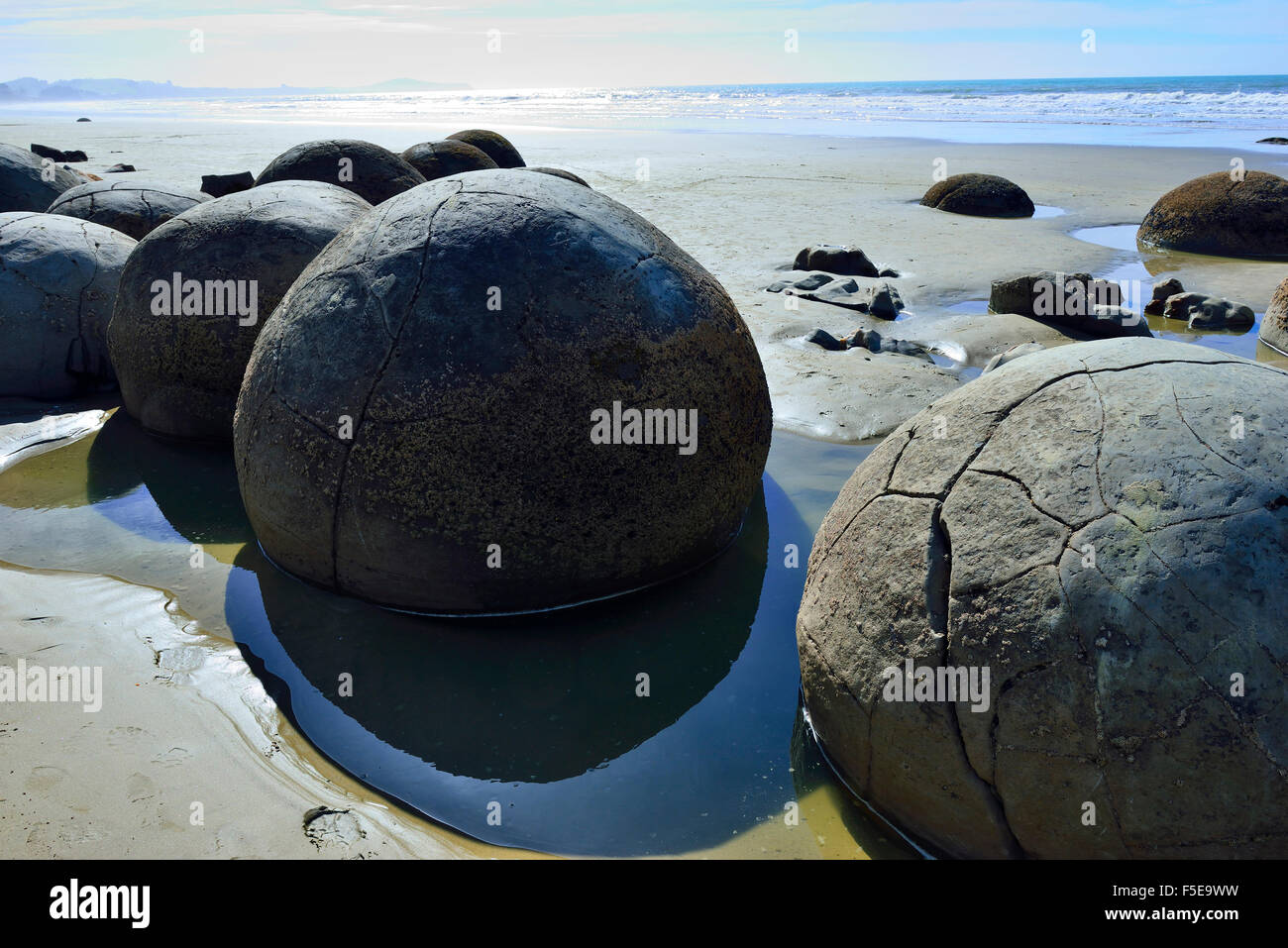 Huge spherical boulders 'Moeraki Boulders' on Koekohe Beach are ...