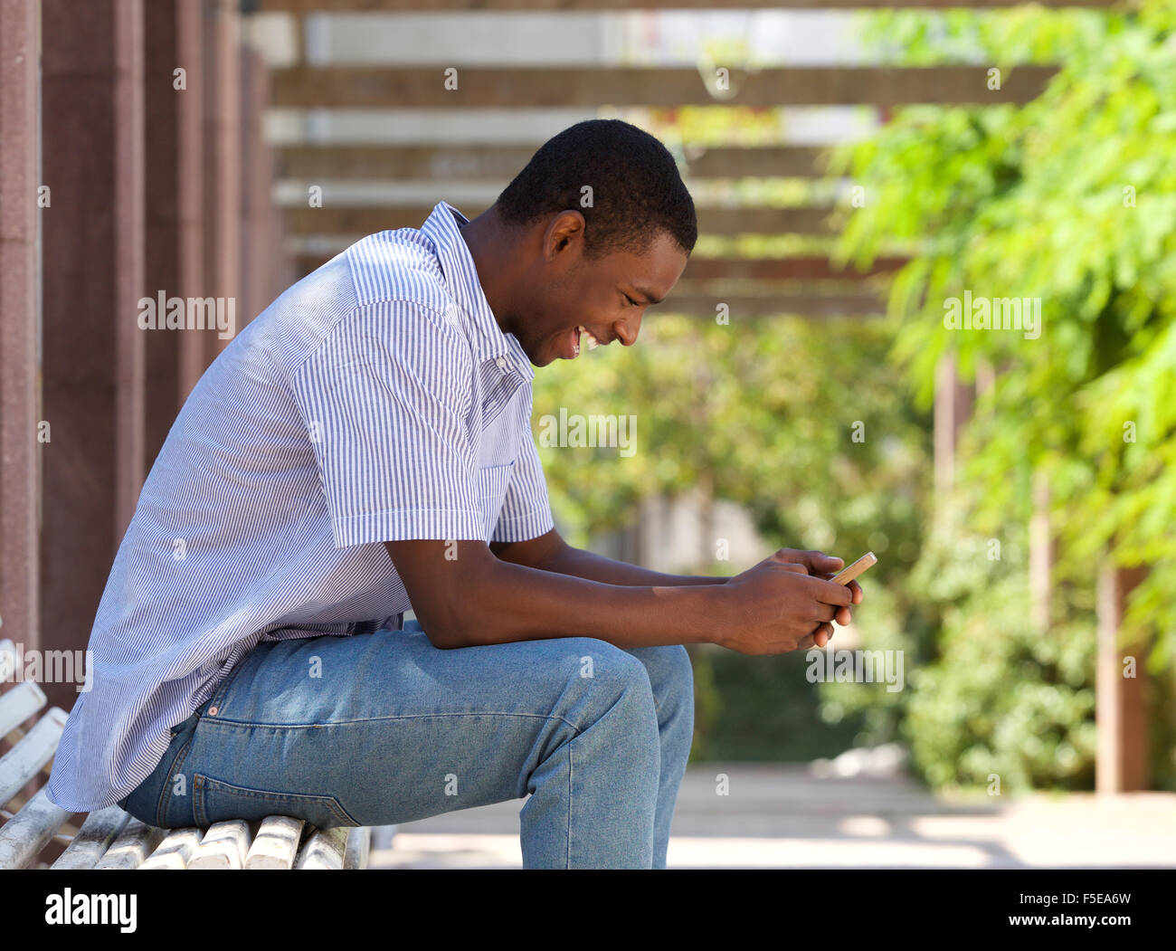 Guy looking at phone hi-res stock photography and images - Alamy