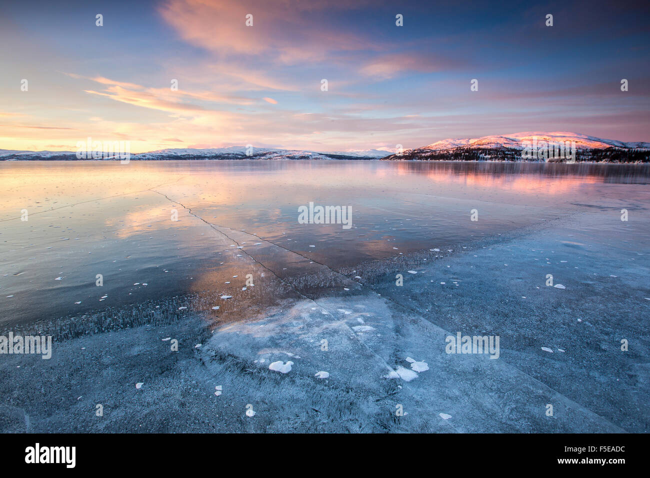 Sunrise on the frozen Lake Limingen, Rorvik, Borgefjell National Park ...