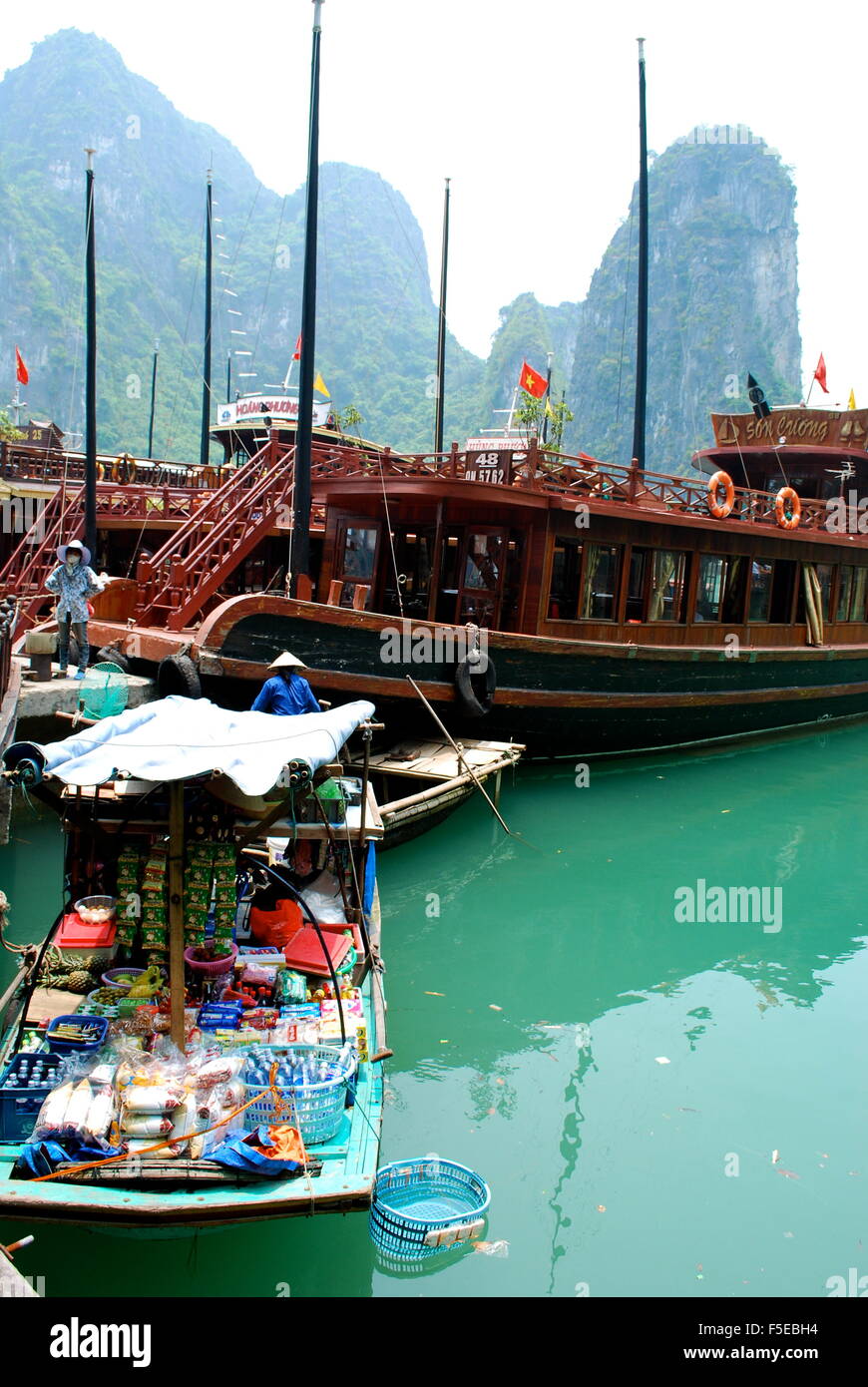 Floating halong house bay vietnam hi-res stock photography and images ...