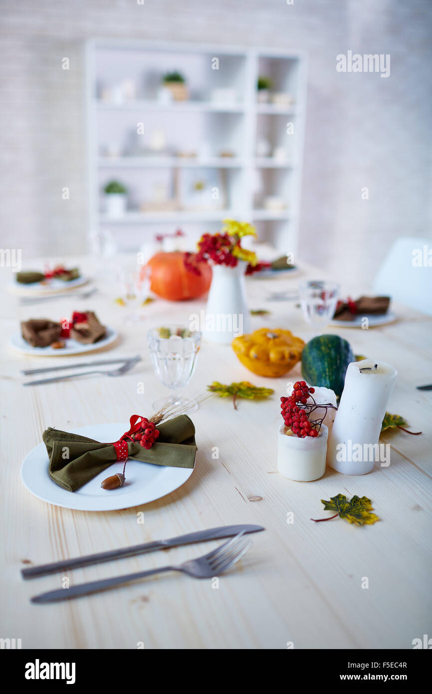 Traditional served table for Thanksgiving dinner Stock Photo - Alamy