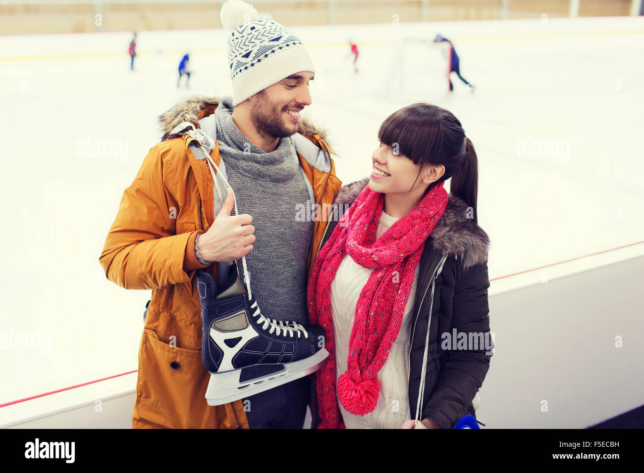 Couple ice skating hi-res stock photography and images - Alamy