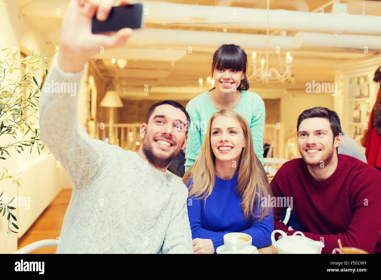 Hot women group selfie hi-res stock photography and images - Alamy