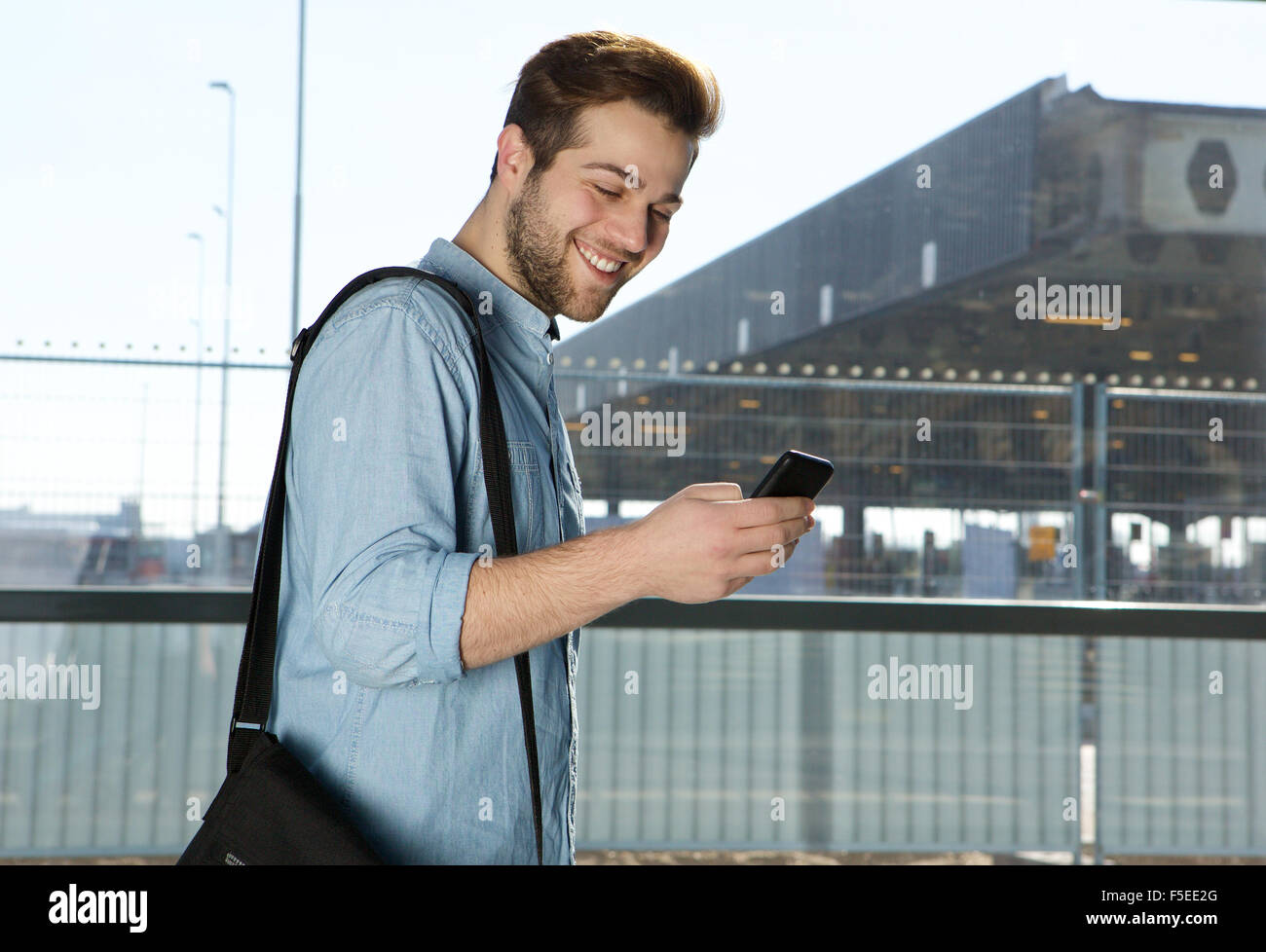 Man sending text message hi-res stock photography and images - Alamy