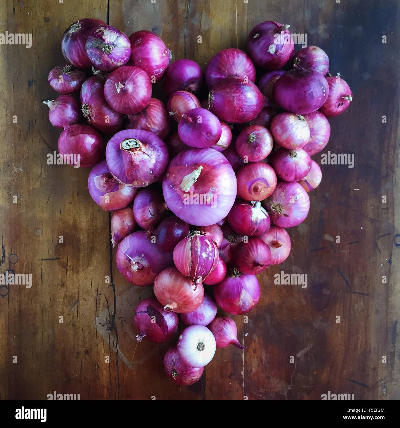 Onions arranged in heart shape Stock Photo - Alamy