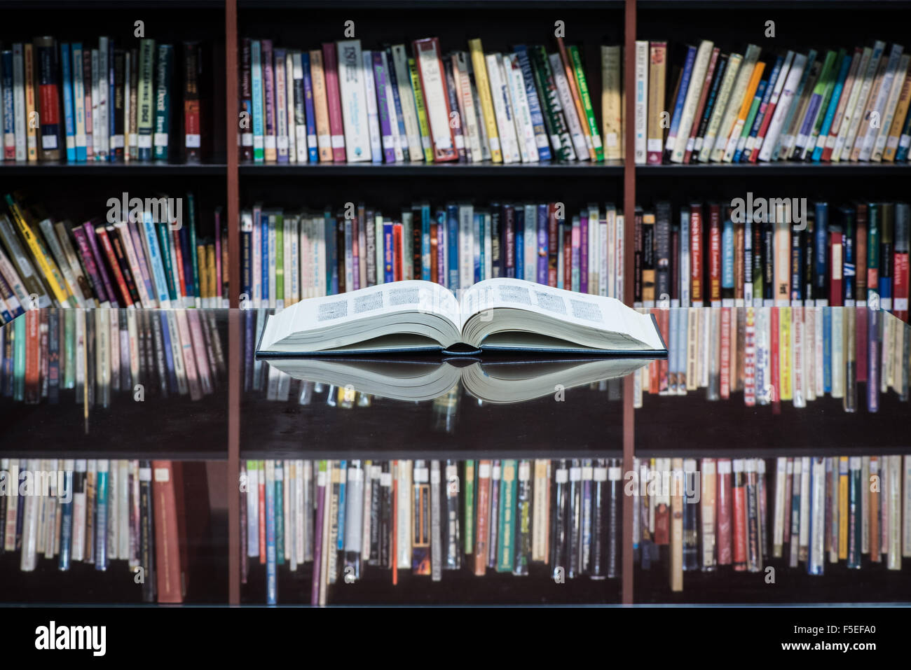 Open book hi-res stock photography and images - Alamy