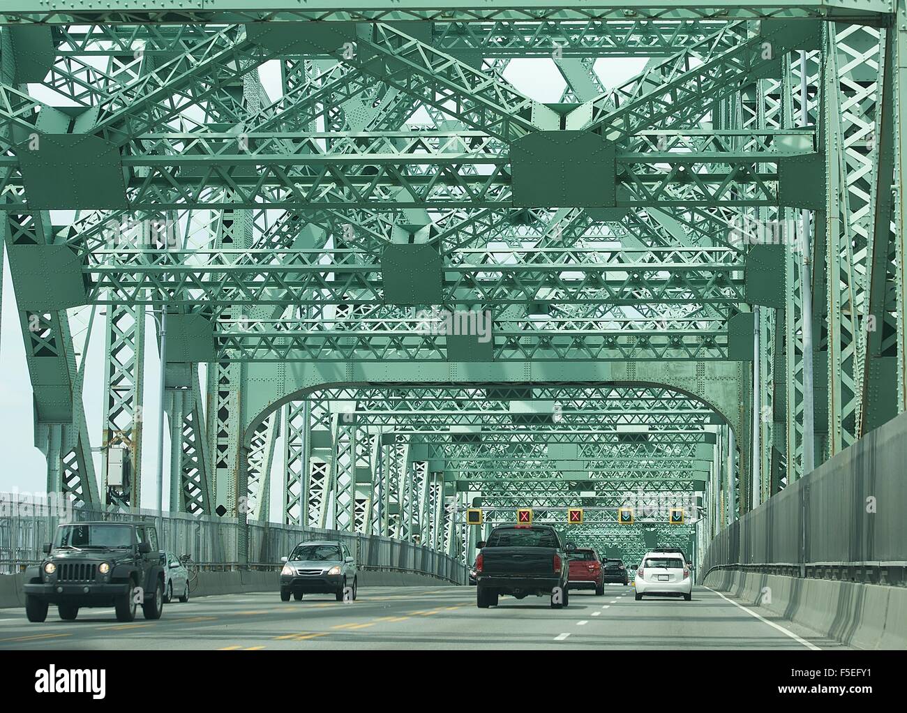 Cars move on bridge hi-res stock photography and images - Alamy