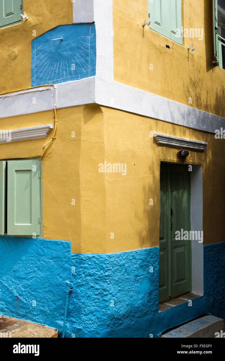 Vertical sundial on building wall hi-res stock photography and images ...