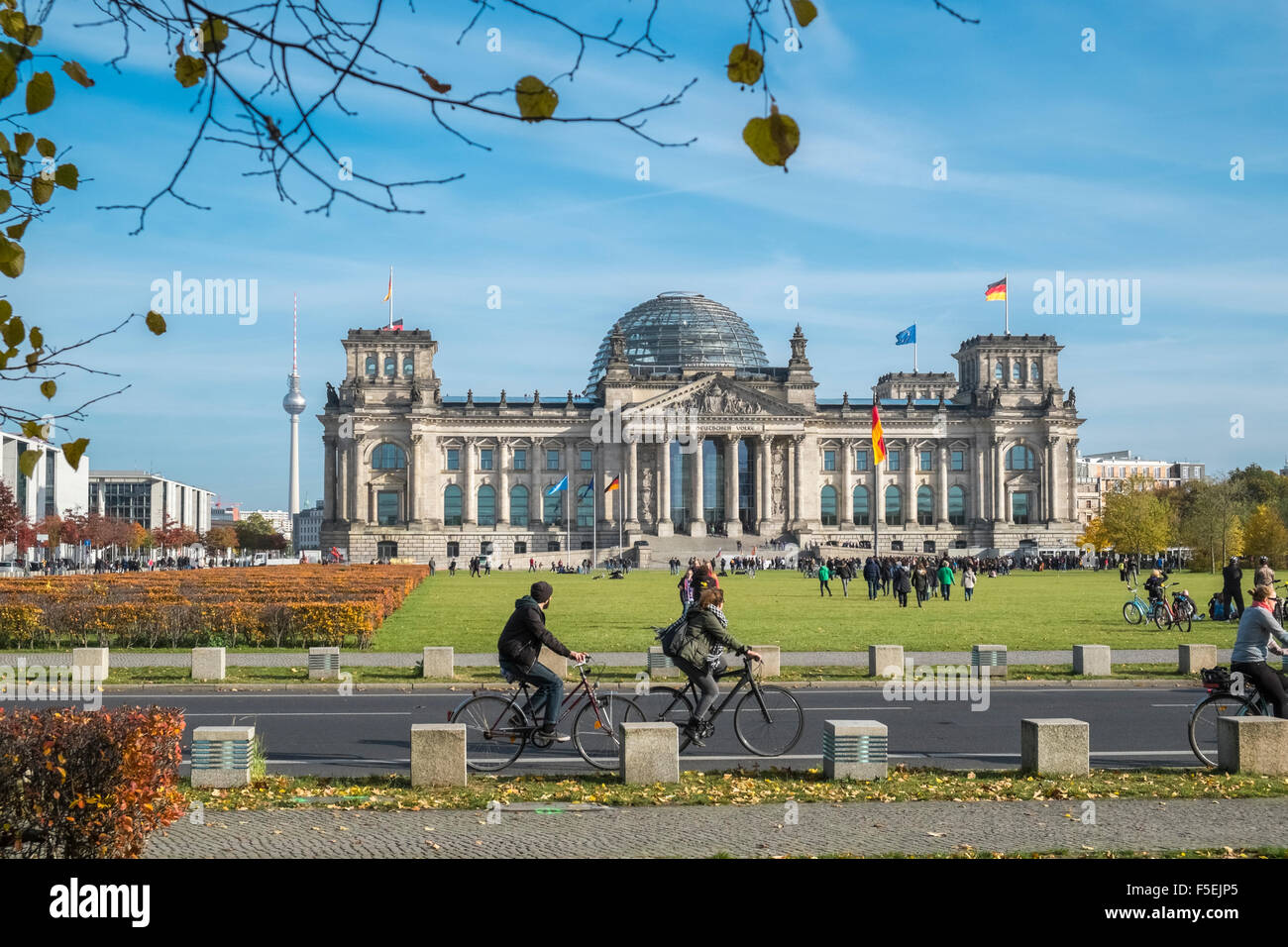 German Reichstag building and dome, with tourists in foreground, Berlin ...