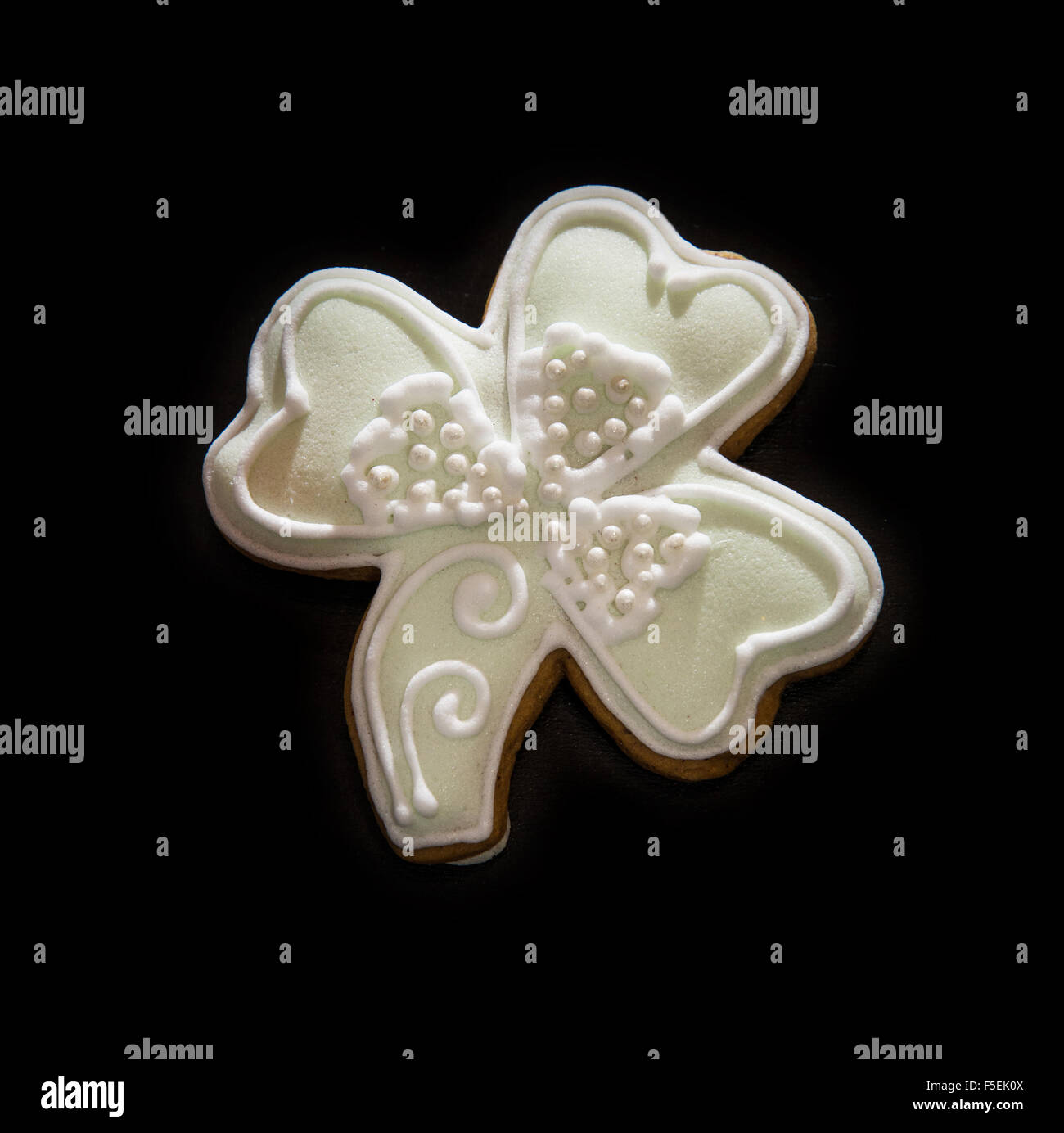 Tasty gingerbread trefoil on the dark background. Christmas theme ...