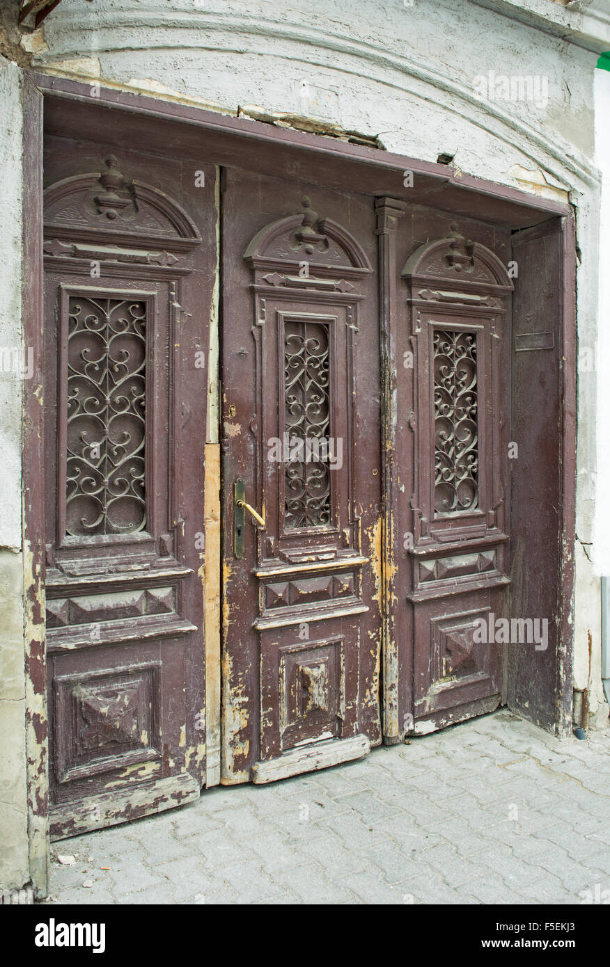 Old wooden door images hi-res stock photography and images - Alamy