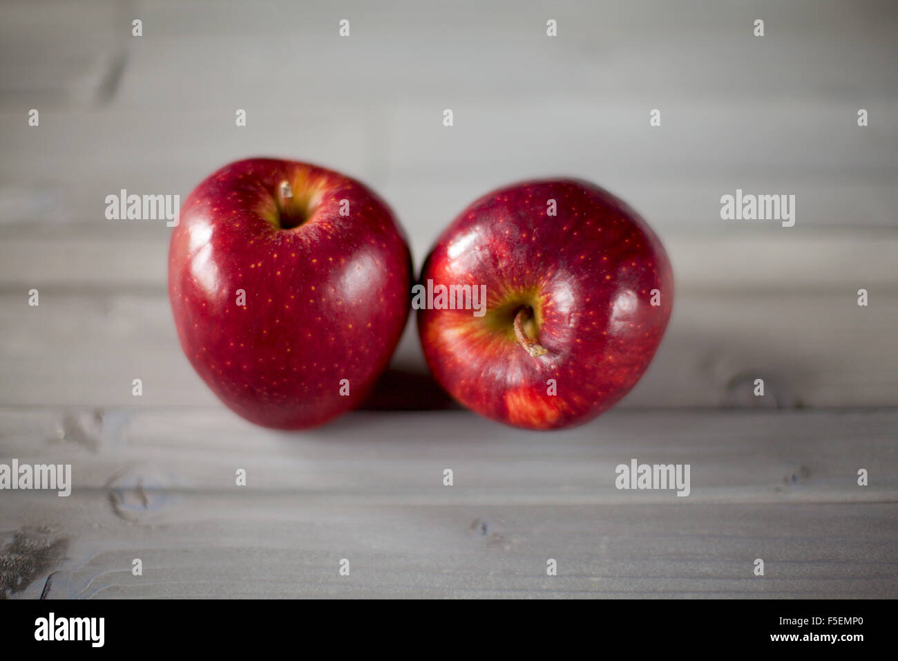 Red apple on wood table Stock Photo - Alamy