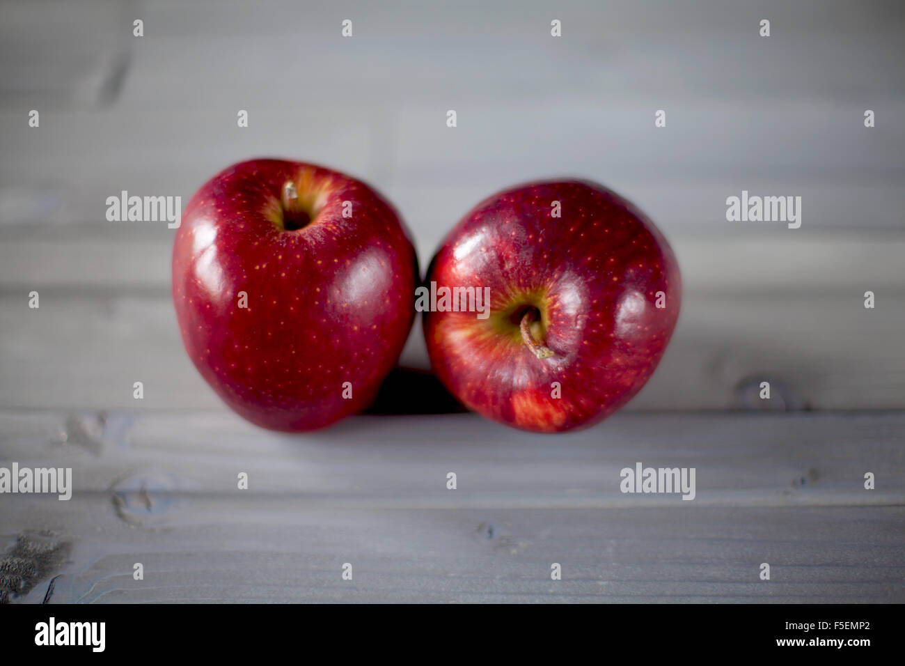 Red apple on wood table Stock Photo - Alamy