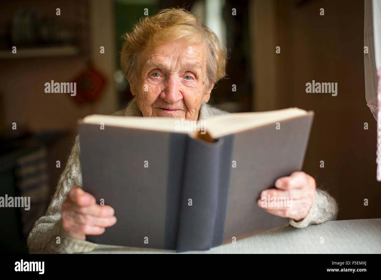 Reading to an elderly woman hi-res stock photography and images - Alamy