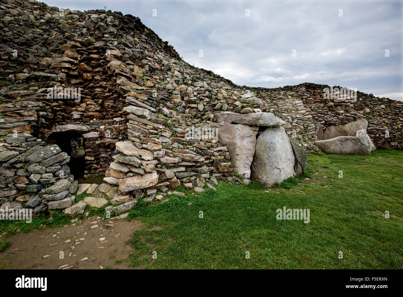 Cairn de barnenez morlaix hi-res stock photography and images - Alamy