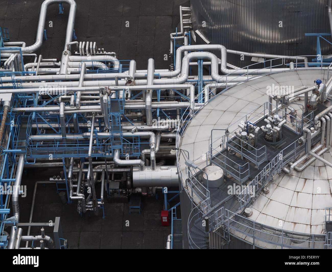 Background tank farm oil hi-res stock photography and images - Alamy