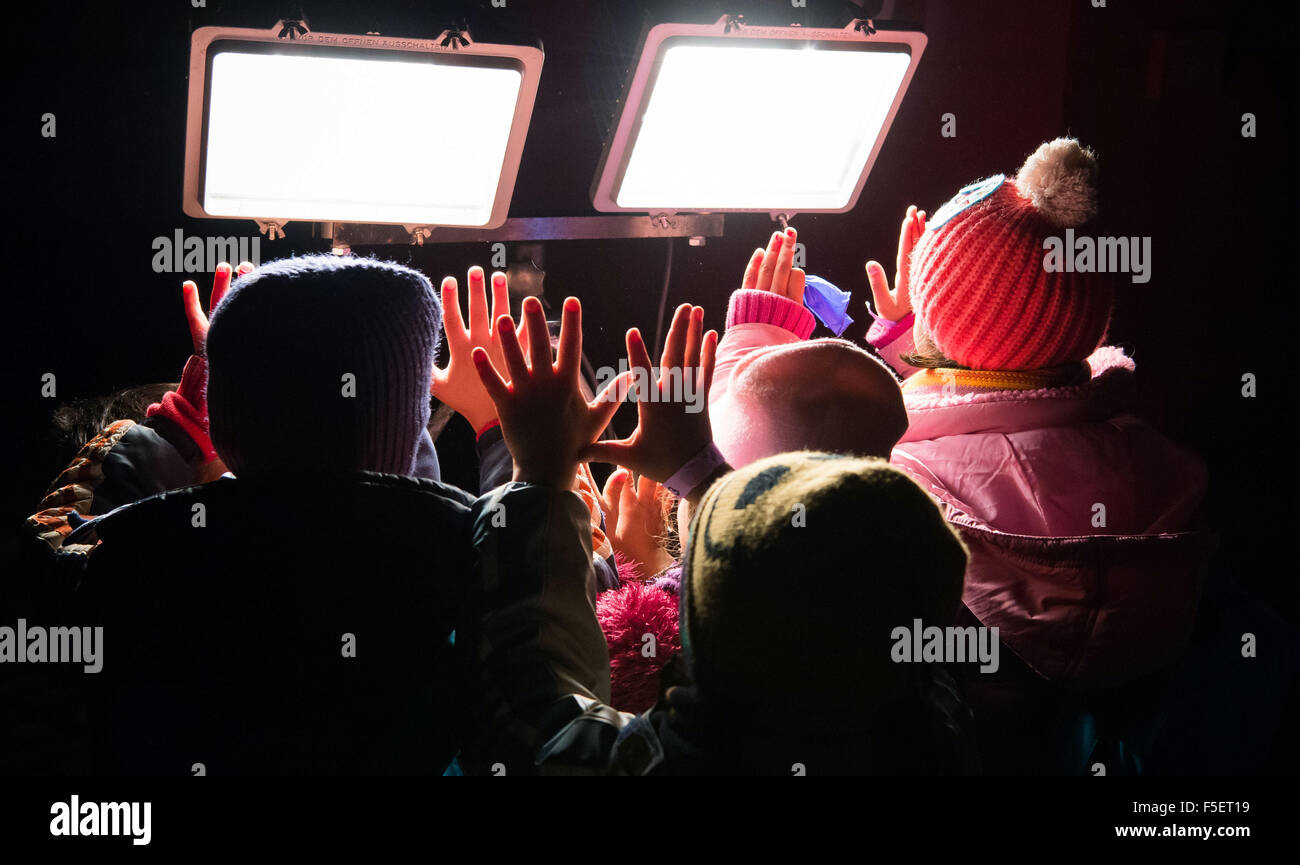 Hanging, Austria. 2nd Nov, 2015. Refugee children from Afghanistan warm ...