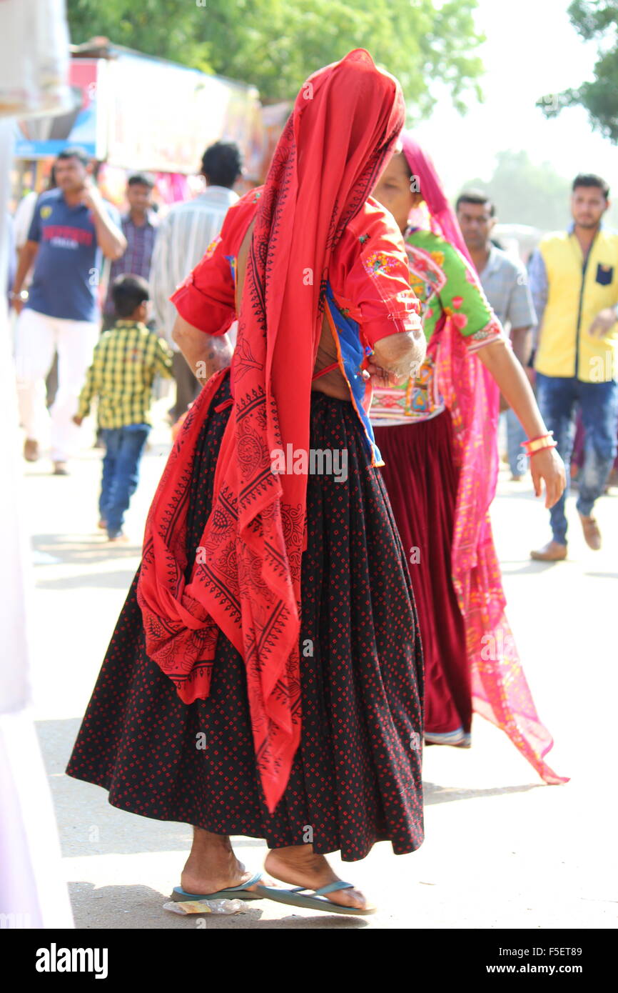 Kutchi woman with colorful traditional dress Stock Photo - Alamy