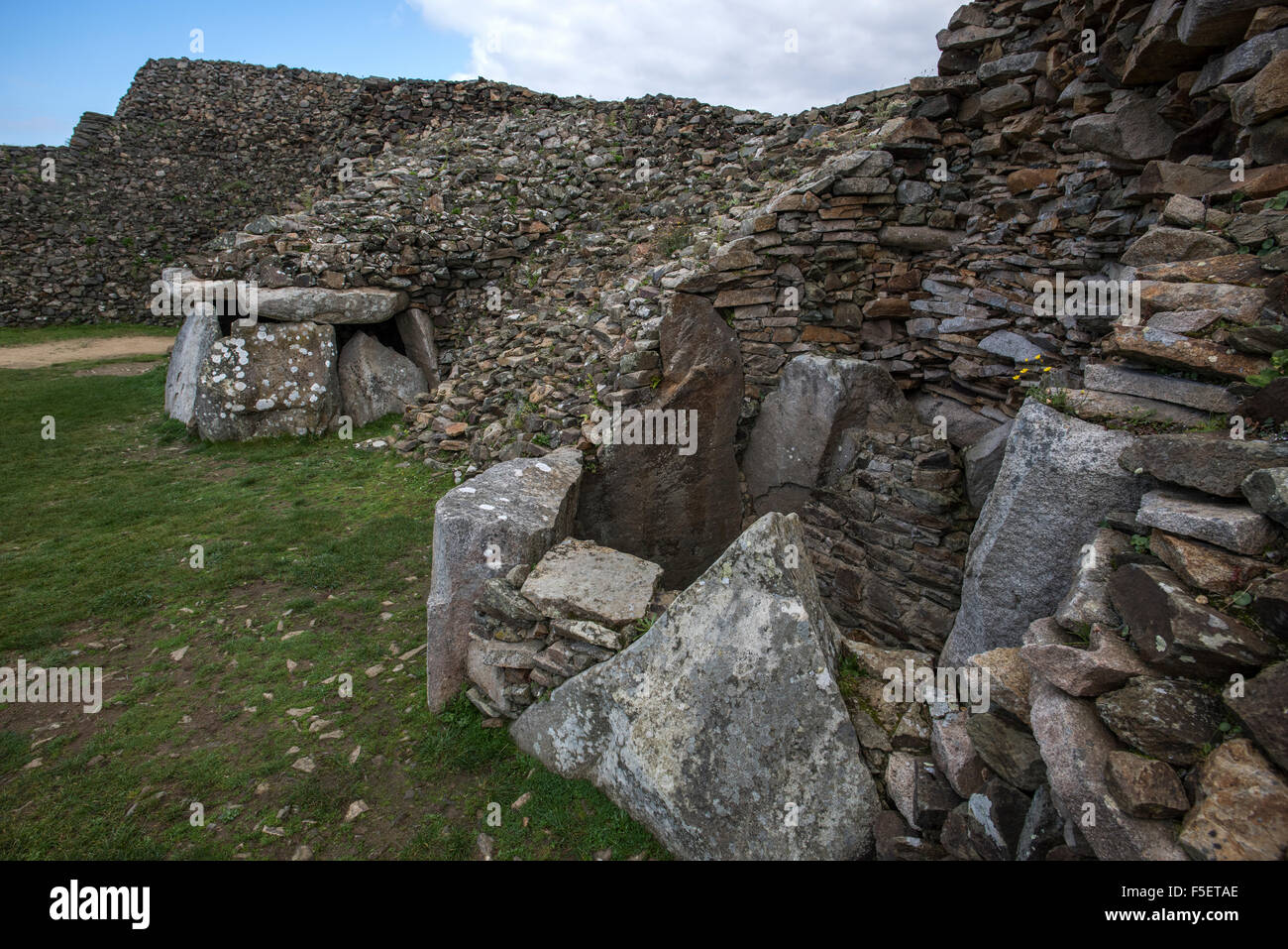 Cairn de barnenez morlaix hi-res stock photography and images - Alamy