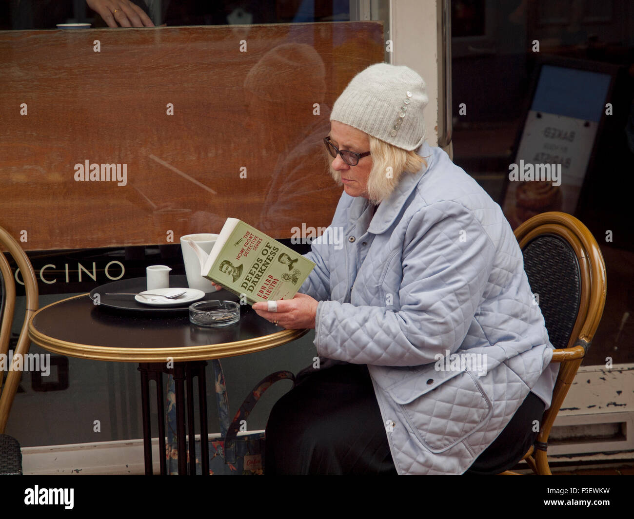 Book reader outside hi-res stock photography and images - Alamy