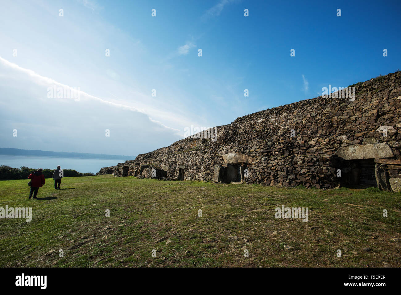 Cairn de barnenez morlaix hi-res stock photography and images - Alamy