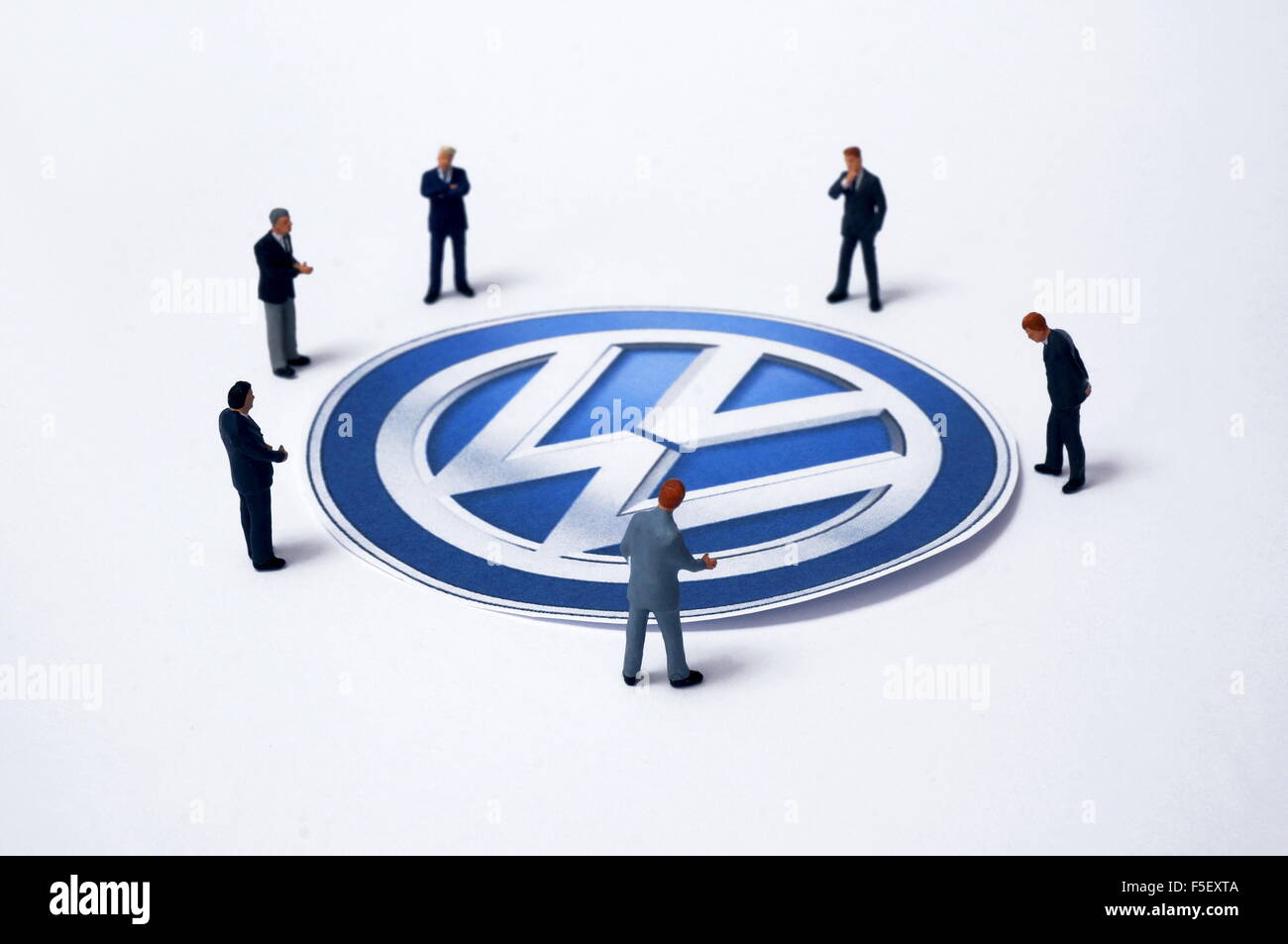 ILLUSTRATION - Small manager figures around the VW-Logo. The photo was ...