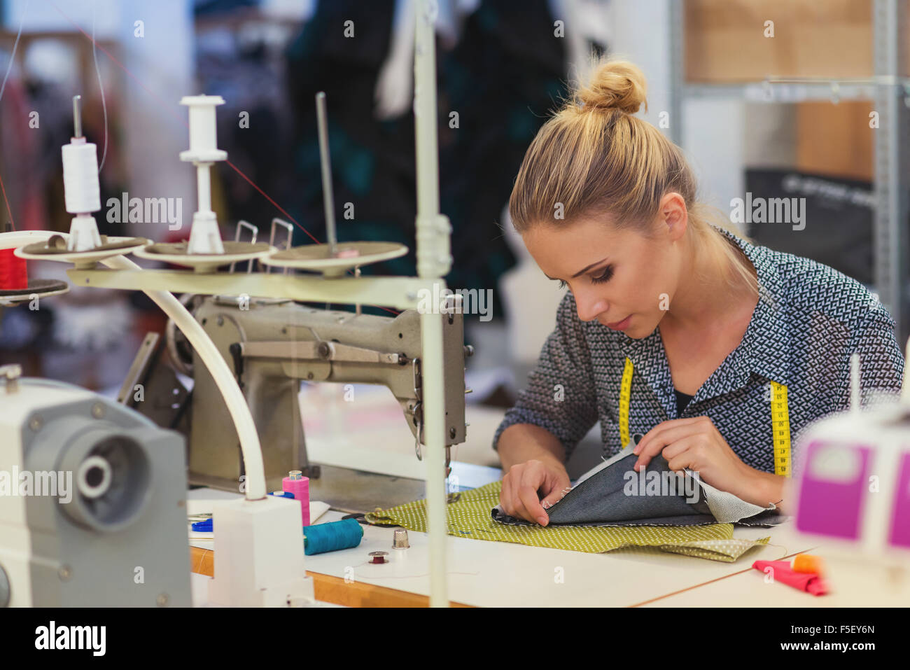 Girl sewing machine hi-res stock photography and images - Alamy