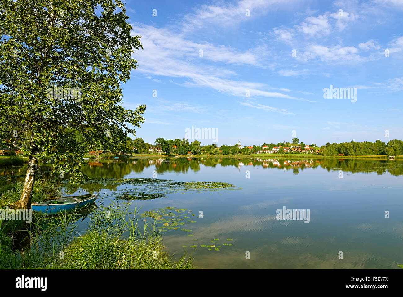 Bad Bayersoien and St. Georg parish church across Bayersoiener lake ...