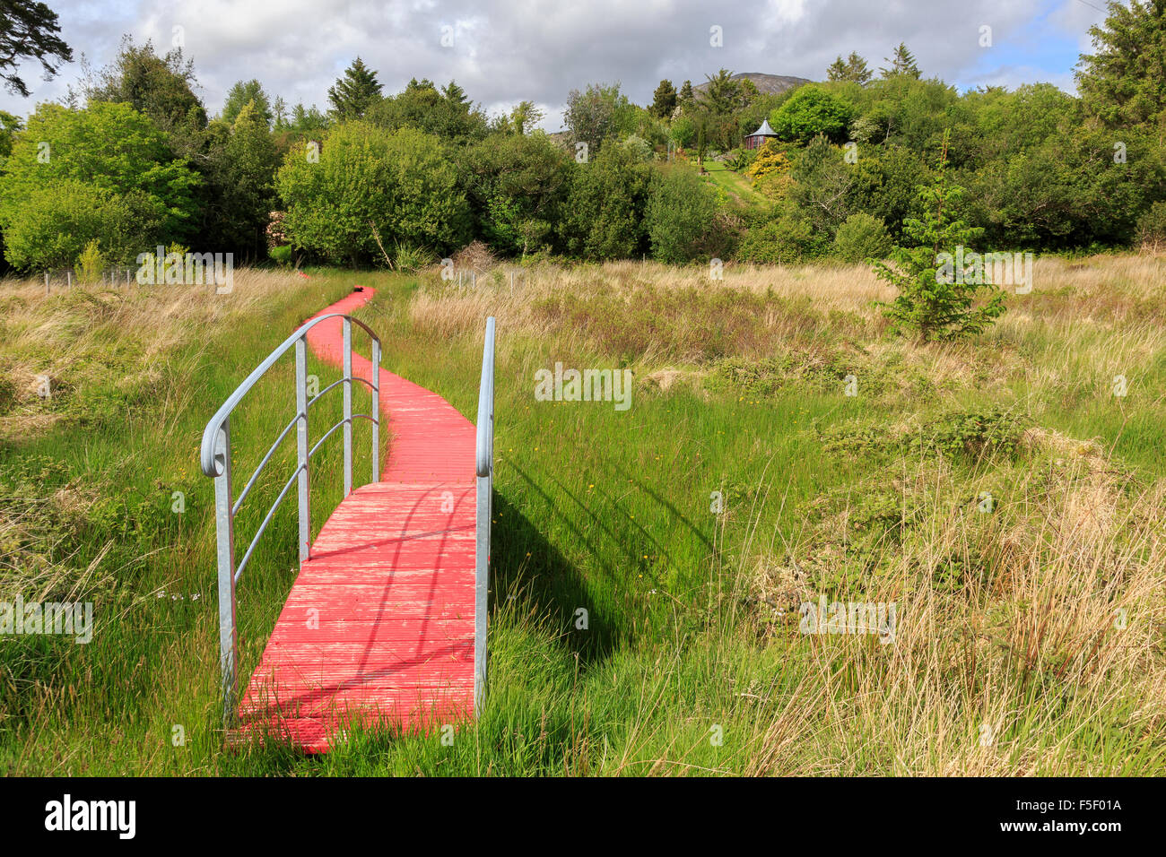 Field pathway hi-res stock photography and images - Alamy