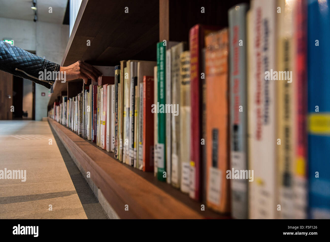 Prison library hi-res stock photography and images - Alamy