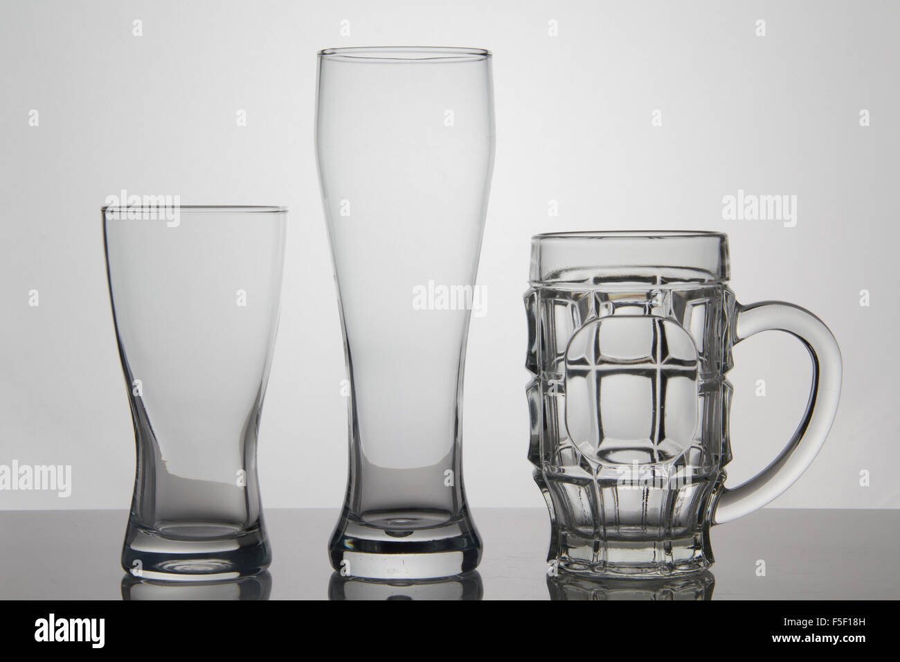 Bar empty pint glasses hi-res stock photography and images - Alamy