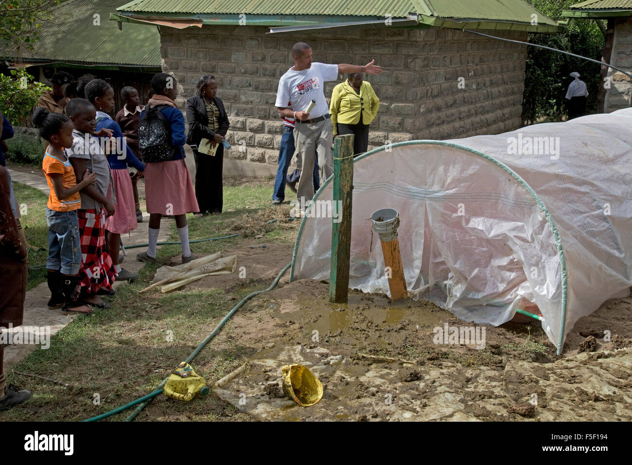 Man explaining to African children how portable Flexi-biogas plant ...