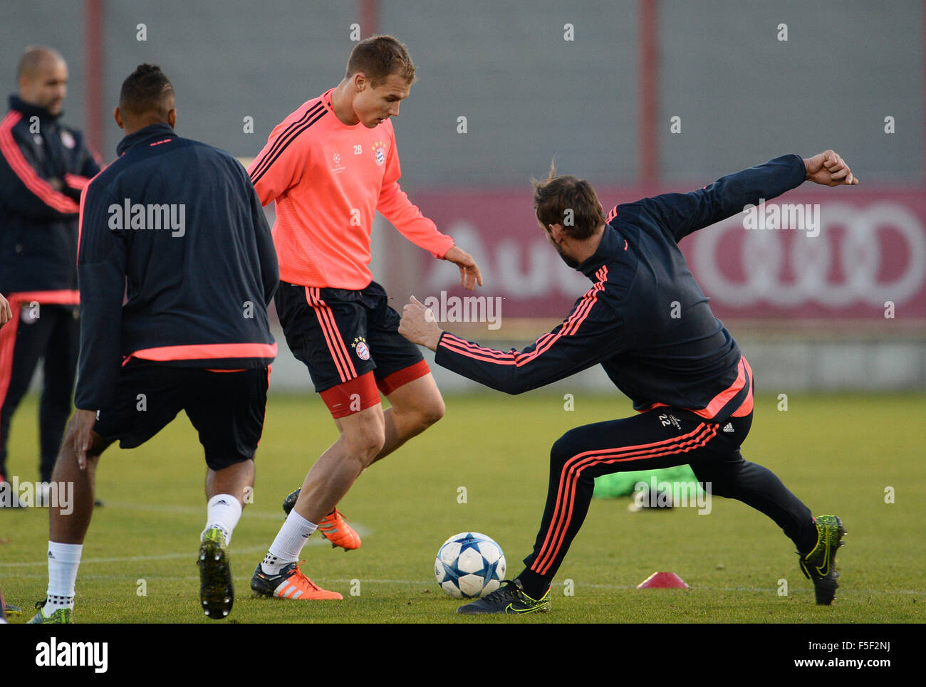 Munich, Germany. 03rd Nov, 2015. Holger Badstuber (2-R) and goalkeeper ...