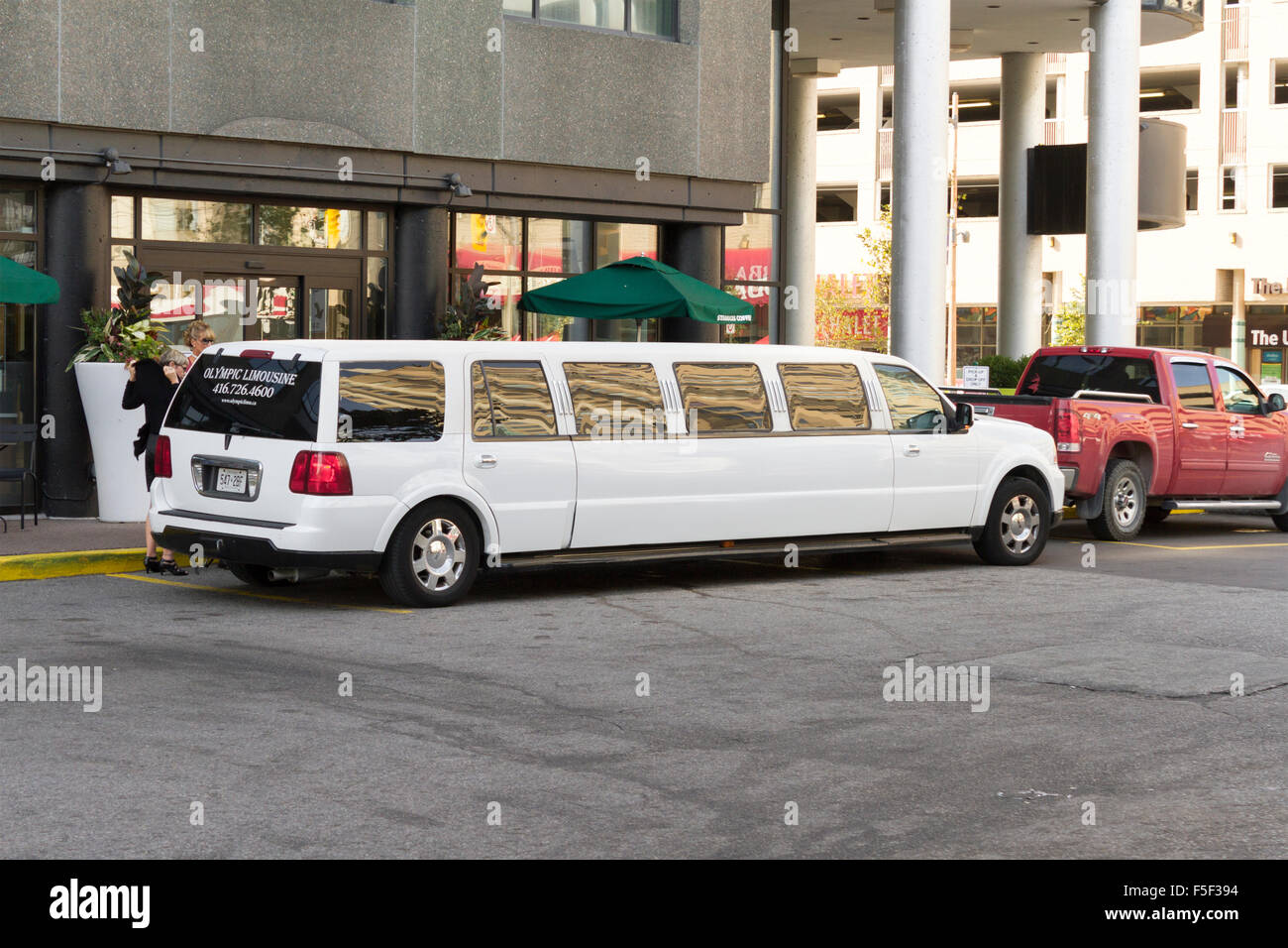Suv stretch limo hi-res stock photography and images - Alamy